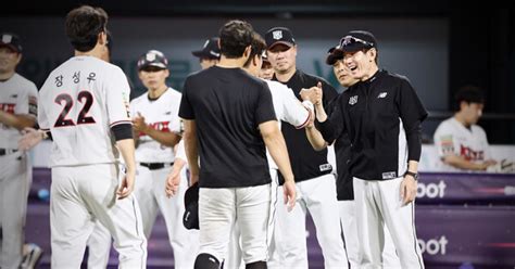 투타 조화→3위 수성 이강철 감독 김재윤 130svand박영현 첫 홀드 축하 수원에서