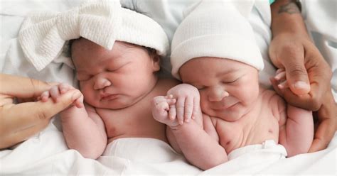 Брат и сестра се родиха с 3 минути разлика но в различни години Ladyzone bg