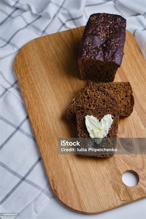나무 보드에 버터와 맛있는 빵의 부드러운 조각 아침 식사로 다크 그레인 빵 향기로운 파이 0명에 대한 스톡 사진 및 기타 이미지