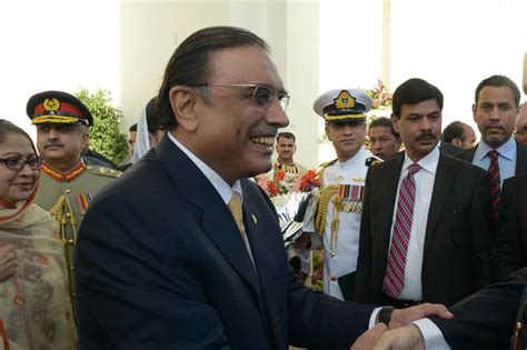 Officers Arrest Ex Pakistani President Asif Ali Zardari Over Corruption