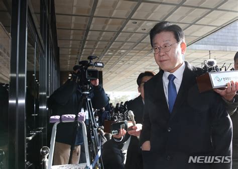 이재명 서울중앙지검 출석대장동·위례 의혹 맞붙는다