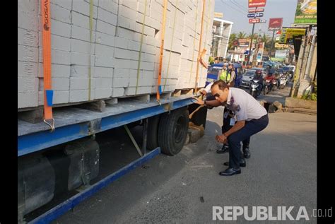 Truk Mundur Tabrak Kendaraan Lain Akibat Tak Kuat Nanjak Republika Online