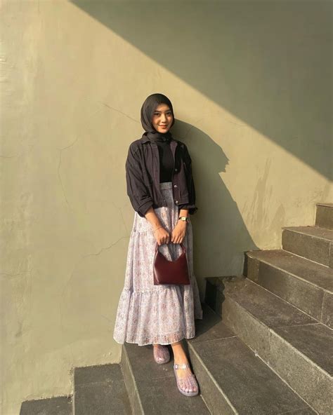 9 Ide OOTD Skirt Tema Kasual Ala Influencer Hijab Menawan