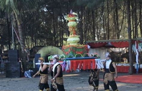 Larung Sesaji 1 Suro Di Pantai Serang Bupati Rijanto Tahun Ini Lebih