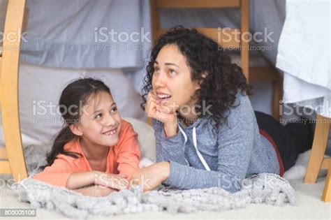 젊은 소수 민족 엄마와 딸 인생에 대해 얘기 하 고 거실 바닥에 누워 20 29세에 대한 스톡 사진 및 기타 이미지 20