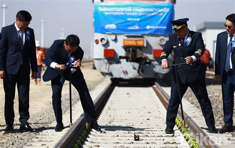 ФОТО Монголын анхны хүнд даацын төмөр замаар 2050 дугаартай галт тэрэг Гашуунсухайт өртөө рүү