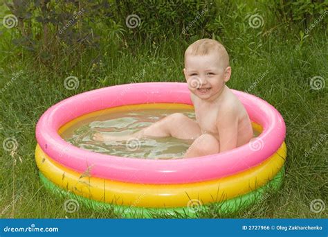 Jongen In Het Zwembad Stock Foto Image Of Gezondheid 2727966
