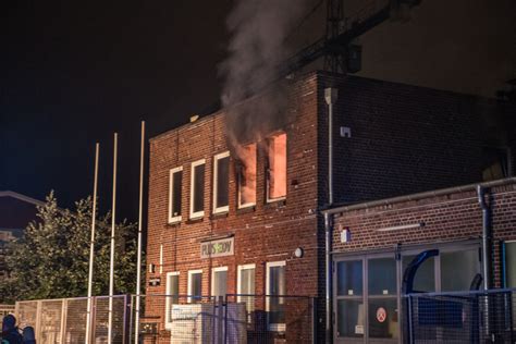 Flammen am Fenster Feuerwehr Hamburg löscht Zimmerbrand in Wohn und Geschäftshaus Blaulicht