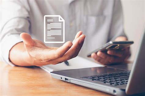 문서 관리 시스템 개념 컴퓨터 노트북으로 문서 아이콘을 들고 사업가 문서 관리 데이터 시스템 비즈니스 인터넷 기술 개념 기업 데이터 관리 시스템 Dms It 지원에 대한