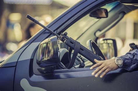Полицаи намериха пушки и автомат в колата на мъж във Врачанско