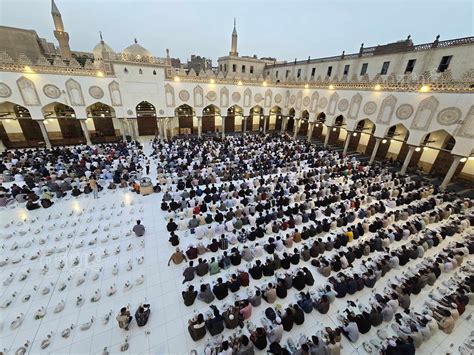 أكبر مائدة إفطار للطلاب الوافدين بالجامع الأزهر في يوم عرفة فيديو وصور
