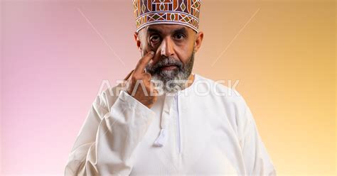 التهاب القرنية العينية، ارتفاع ضغط العين، بورتريه مقرب لرجل مسن عربي