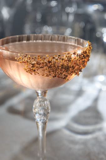 이 이미지는 높고 우아한 잔에 제공되는 아름답게 만들어진 칵테일 또는 샴페인 음료를 묘사합니다 0명에 대한 스톡 사진 및 기타 이미지 Istock