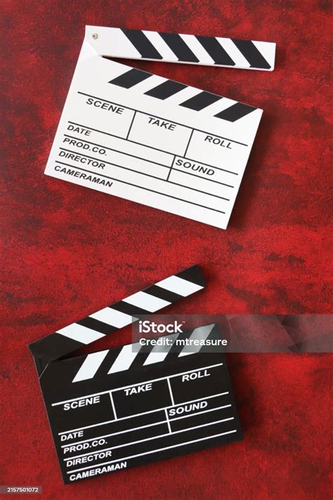 두 개의 필름 클래퍼 보드 하나는 흰색이고 다른 하나는 검은색 필름 슬레이트와 열린 힌지 클래퍼 스틱 얼룩덜룩한 빨간색 배경 높은 시야의 이미지 0명에 대한 스톡 사진 및
