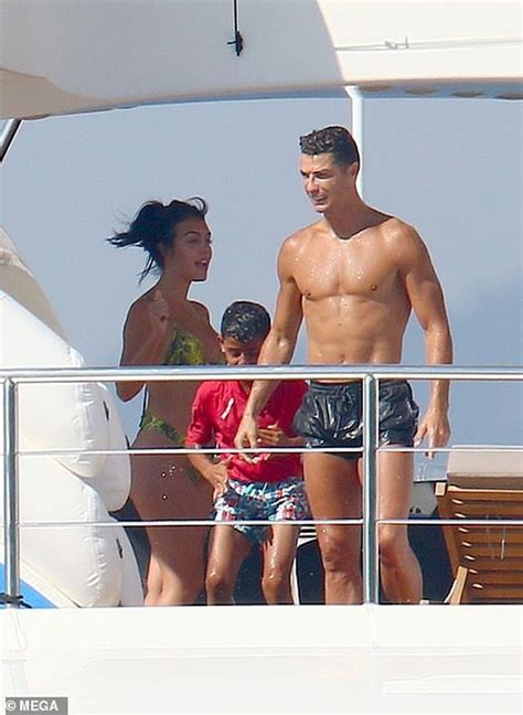 Bạn Gái Cristiano Ronaldo Ngày Càng Bốc Lửa Báo Dân Trí