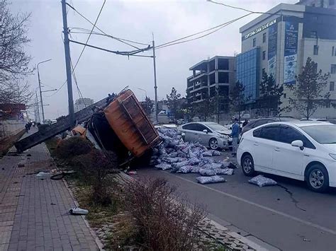 Хоёр тээврийн хэрэгсэл мөргөж таван хүн гэмтсэн зам тээврийн осол гарчээ