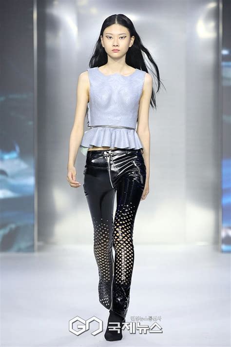 Сөүлийг байлдан дагуулсан 14 настай модель охин