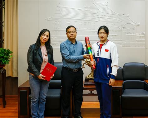 蓉火”相传：2021级本科生王颜青向校史馆捐赠成都大运会火炬 四川大学公共管理学院