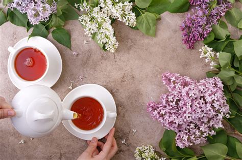 차 세트와 질감 배경에 꽃 장식 찻잔에 차를 붓고 텍스트 아래에 놓습니다 위에서 보기 평평한 누워 차 마시는 개념 개화기에 대한