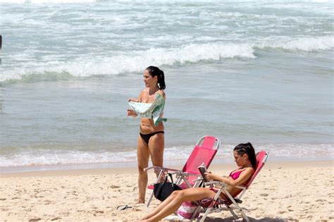 Apresentadora do RJTV Ana Luiza Guimarães curte dia na praia
