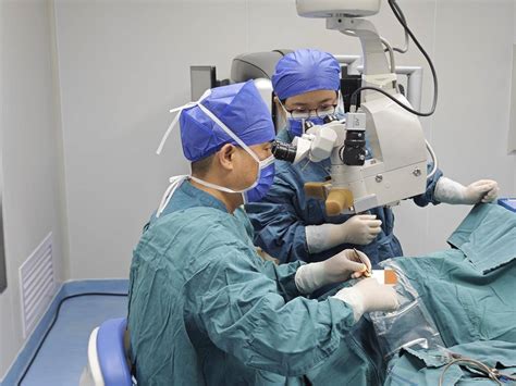40岁男子眼珠变白几近失明，专家提醒：这类人患病风险比常人高4倍以上吴先生视力手术