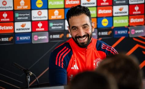 Antigo médio do Manchester United pede 6 reforços e critica Ruben