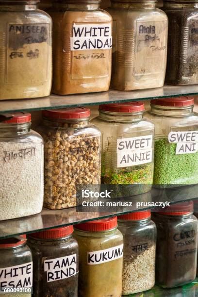 다채로운 향신료 분말 고 델리에서 전통적인 거리 시장에서 허브 인도 가루로 빻은에 대한 스톡 사진 및 기타 이미지 가루로 빻은 거리 건강한 식생활 Istock