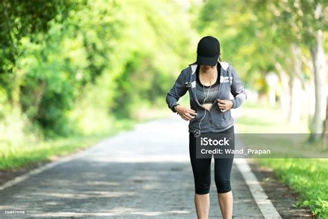 스포티 한 아시아 여자 주자 실행 하 고 길을 통해 조깅 공원에서 야외 운동 체중 감량과 건강한 개념 가냘픈에 대한 스톡 사진 및 기타 이미지 Istock