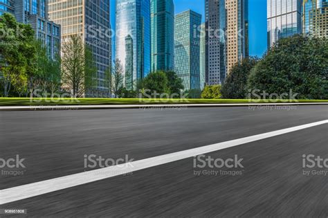 空の市街地の道路とモダンな街並みの眺め からっぽのストックフォトや画像を多数ご用意 からっぽ アスファルト オフィスビル Istock