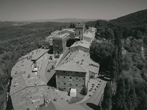 Dal 17 Giugno Nel Borgo Di Querceto La Mostra Fotografica Di Mike Meyer Protagonisti I Ritratti
