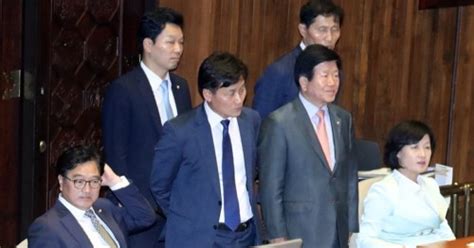 난감해 하는 우원식 원내대표