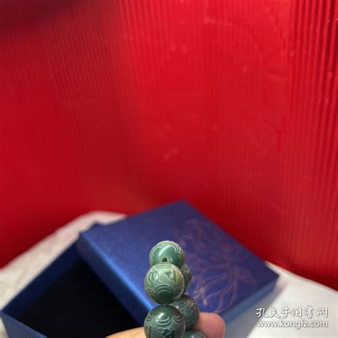 图文玩店清货捡漏天然绿菩提手串佛珠 如玉石般的温润 精雕六字真言 越盘越润泽如玉石翡翠的质感 保真 可用火烧验货送图中礼盒一个 一物