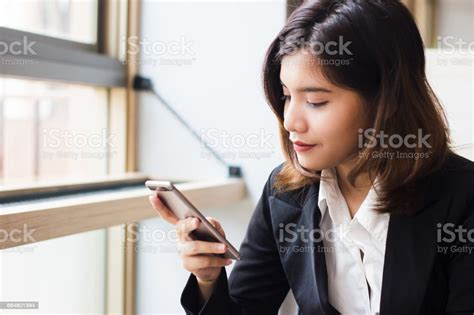 비즈니스 여자 스마트폰 E손톱 오늘 메시지 검사를 사용 하 여 사람과 기술 개념입니다 창과 그녀의 손에 휴대 전화를 들고 여 비즈니스 여자 앉아 기업 들에 휴식 시간