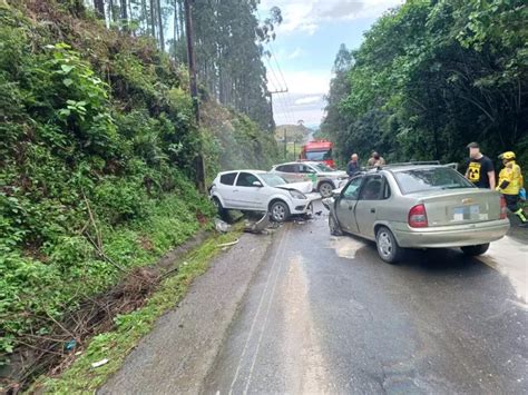 Mulher fica presa às ferragens após batida frontal no Alto Vale