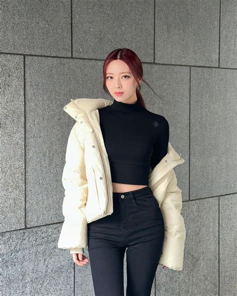Itzys Yuna Is Going Viral For Her Stunning Hourglass Figure In A Form