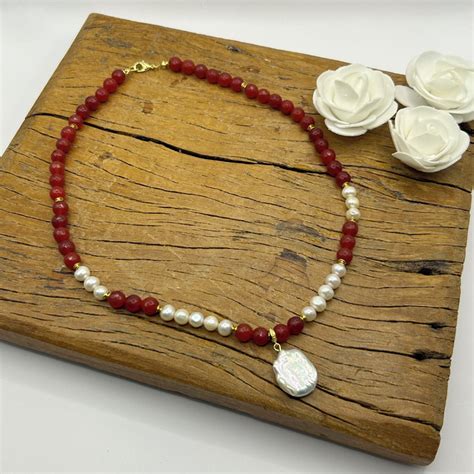 Colar Pedras Naturais Jade Vermelho e Pérolas Banho Ouro Elo