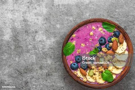 건강 한 아침 식사입니다 바나나 블루베리 그 라 놀라 아몬드 호박과 Chia 씨앗 Acai 스무디 그릇 0명에 대한 스톡 사진
