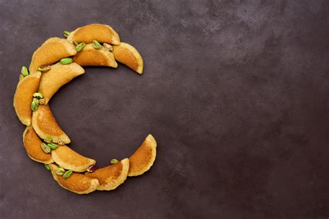 초승달 모양으로 배열 된 카타예프와 라마단 카림 전통적인 중간 에스테른 라마단 과자 이프타르 식품 개념 상단 보기 복사 공간