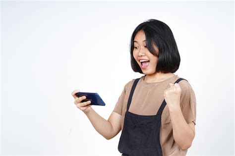 흰색 배경에 고립 된 아름다운 아시아 여성의 스마트 폰에서 모바일 게임을하기 20 24세에 대한 스톡 사진 및 기타 이미지 20 24세 Brand Name Video