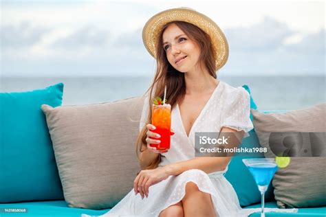 열대 바다 리조트의 야외 바에서 휴식을 취하는 칵테일을 가진 여성 고급 호텔에 대한 스톡 사진 및 기타 이미지 고급 호텔 관광 리조트 낮 Istock