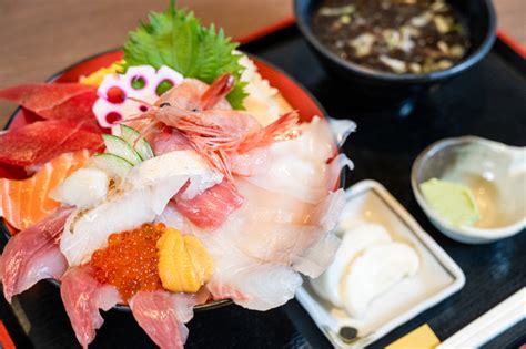 【金沢・近江町市場】丼からはみだす贅沢さ！「鮮彩えにし」自慢の海鮮丼を思う存分味わって♪ 週末、金沢。