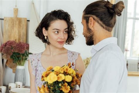 Hal Yang Membuat Cowok Tertarik Pada Cewek Feminin