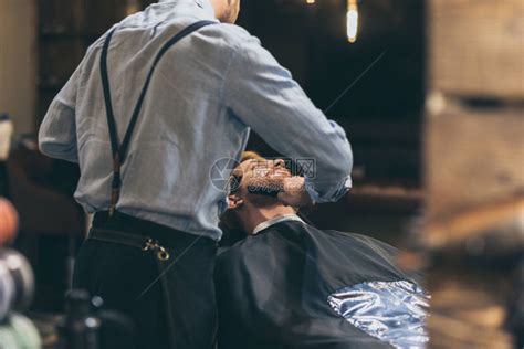 理发店男理发师高清图片下载 正版图片503614625 摄图网
