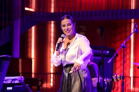 Zuhal Olcay Mİkrofonu Kizi Cerene Uzatti Temiz Magazin