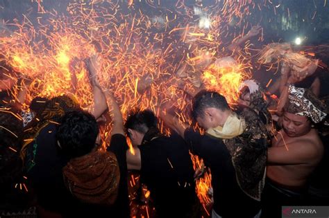 Tradisi Perang Api Di Bali Antara News