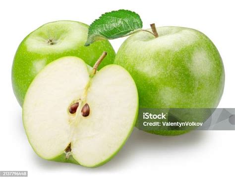 흰색 배경에 잎과 녹색 사과의 절반이 있는 두 개의 녹색 사과입니다 파일에 클리핑 경로가 포함되어 있습니다 사과에 대한 스톡 사진 및 기타 이미지 Istock