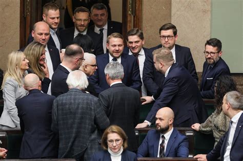 W Pis Nie Wiedz Dok D Prowadzi Ich Jaros Aw Kaczy Ski Prezes Jest W Z Ym Stanie Analiza