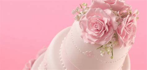 Download Real Pink Roses White Wedding Cake Wallpaper