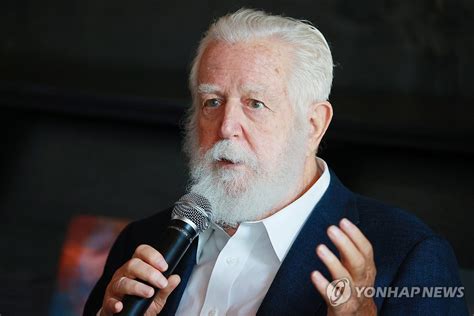 빛의 마술사 제임스 터렐 내 작업은 빛 자체를 드러내는 것