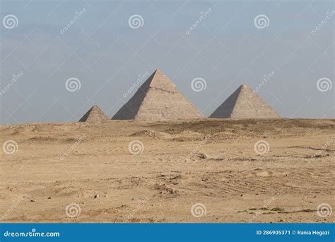 As Pirâmides Do Egito Lado a Lado No Meio Da Areia Do Deserto O Céu